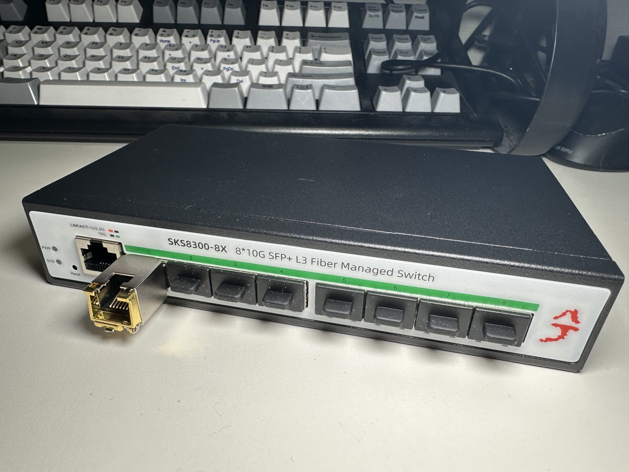 Seeker SKS8300-8XというL3スイッチです。8ポートのSFP+ポートでなんと17,000円弱で手に入りました。